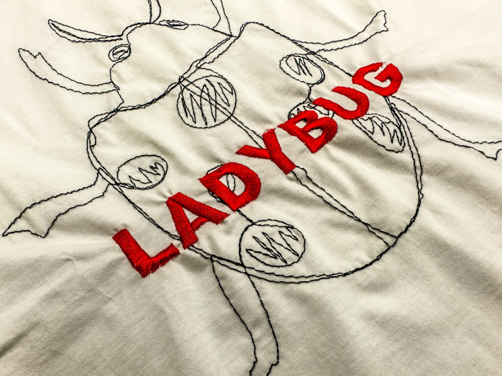 MISLAは刺繍やプリントの高度な技術を駆使し、洗練されたデザイン性と表現力を伴った商品を発信します。